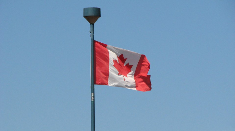 1176-canadian-flag-in-blue-sky-pv | 海外進出、ビザ、書類認証、薬事申請のご相談なら行政書士 横山美佐子
